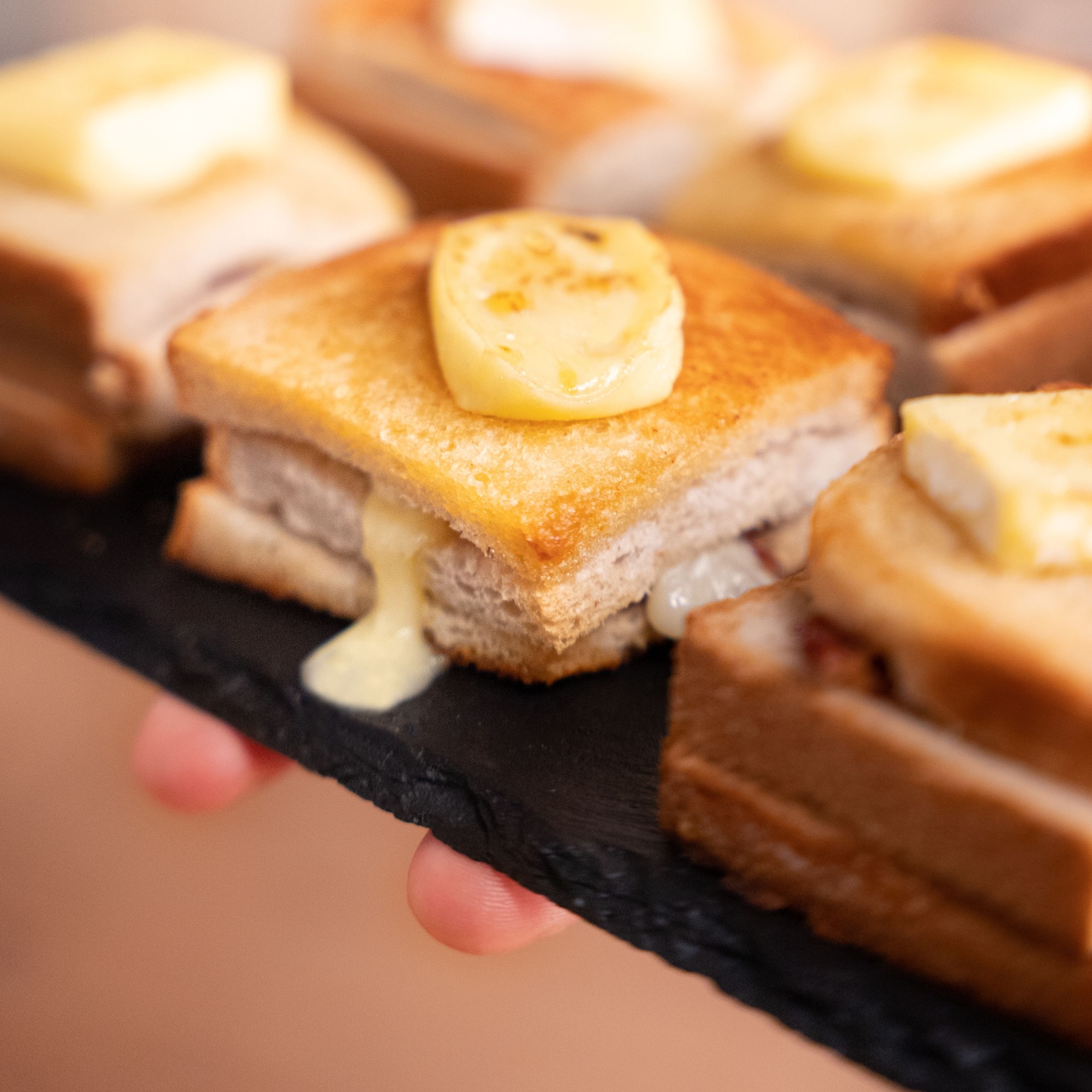 Mini croque pastrami et fromage Pavé d'Affinois